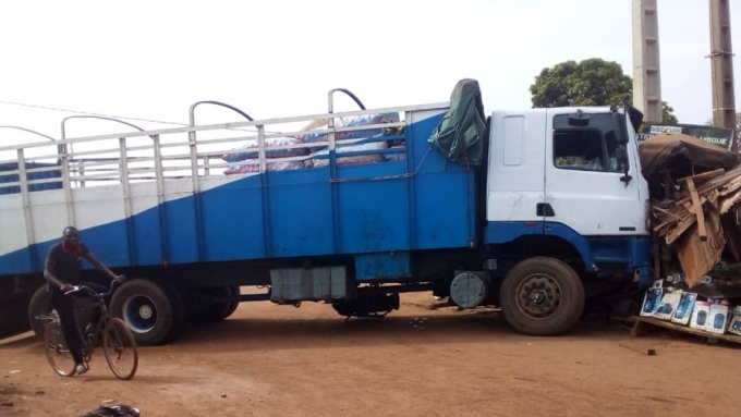Tengrela: un camion finit sa course dans un magasin de fortune - Vivez vos passions..