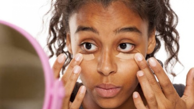 Cette astuce MIRACLE pour camoufler les cernes va vous étonner - Vivez ...